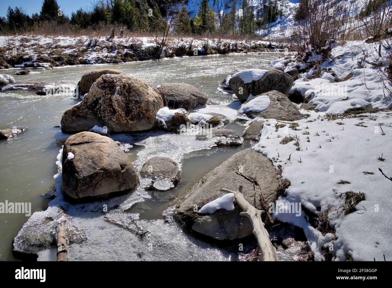 Riverbank rocks hi-res stock photography and images - Alamy