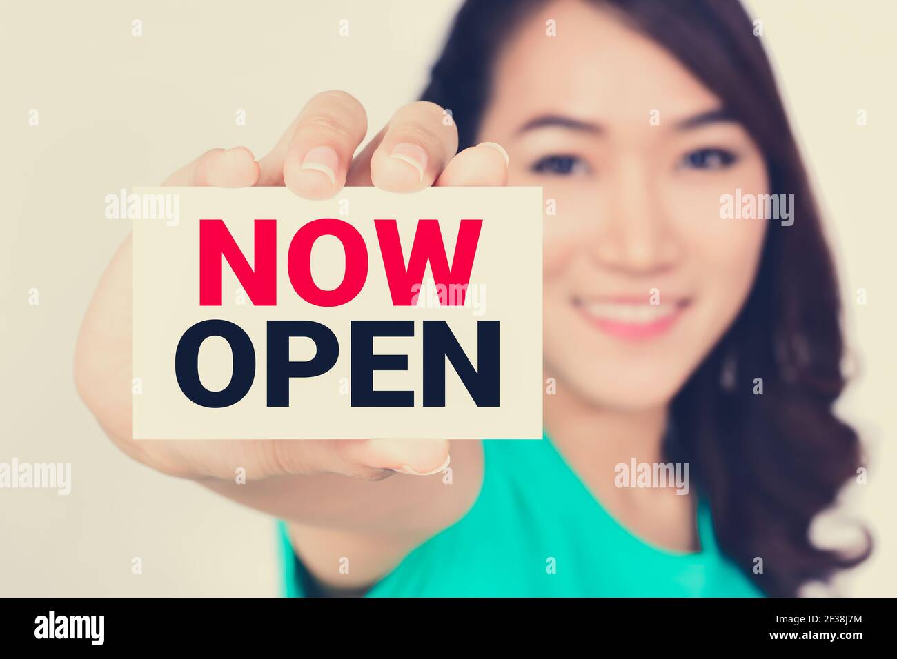 Now showing sign hi-res stock photography and images - Alamy