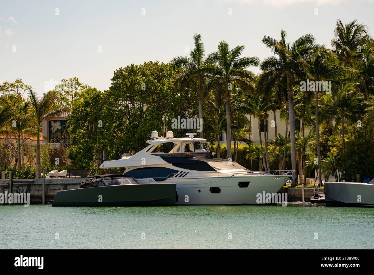 Luxury yachts and homes of rich and famous people in Miami Beach ...