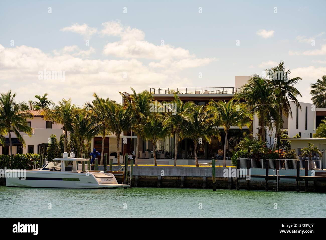 Rich home and boat in Miami Beach Stock Photo - Alamy