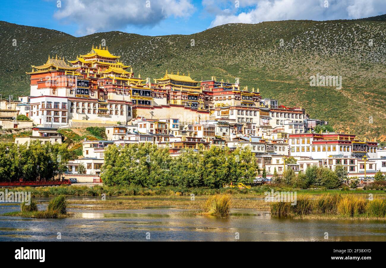 Scenic side view of Songzanlin monastery over mountain background on ...