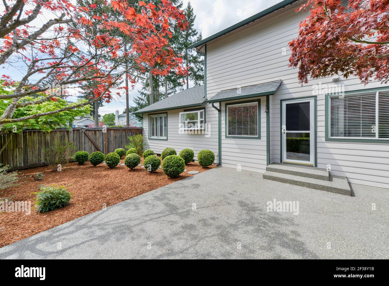 Modern residential backyard exterior Stock Photo - Alamy