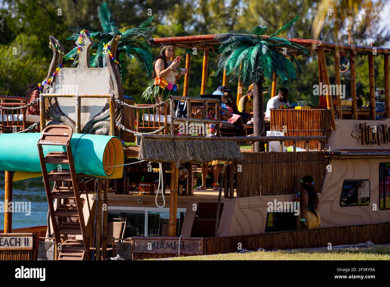 Tiki boat hi-res stock photography and images - Alamy