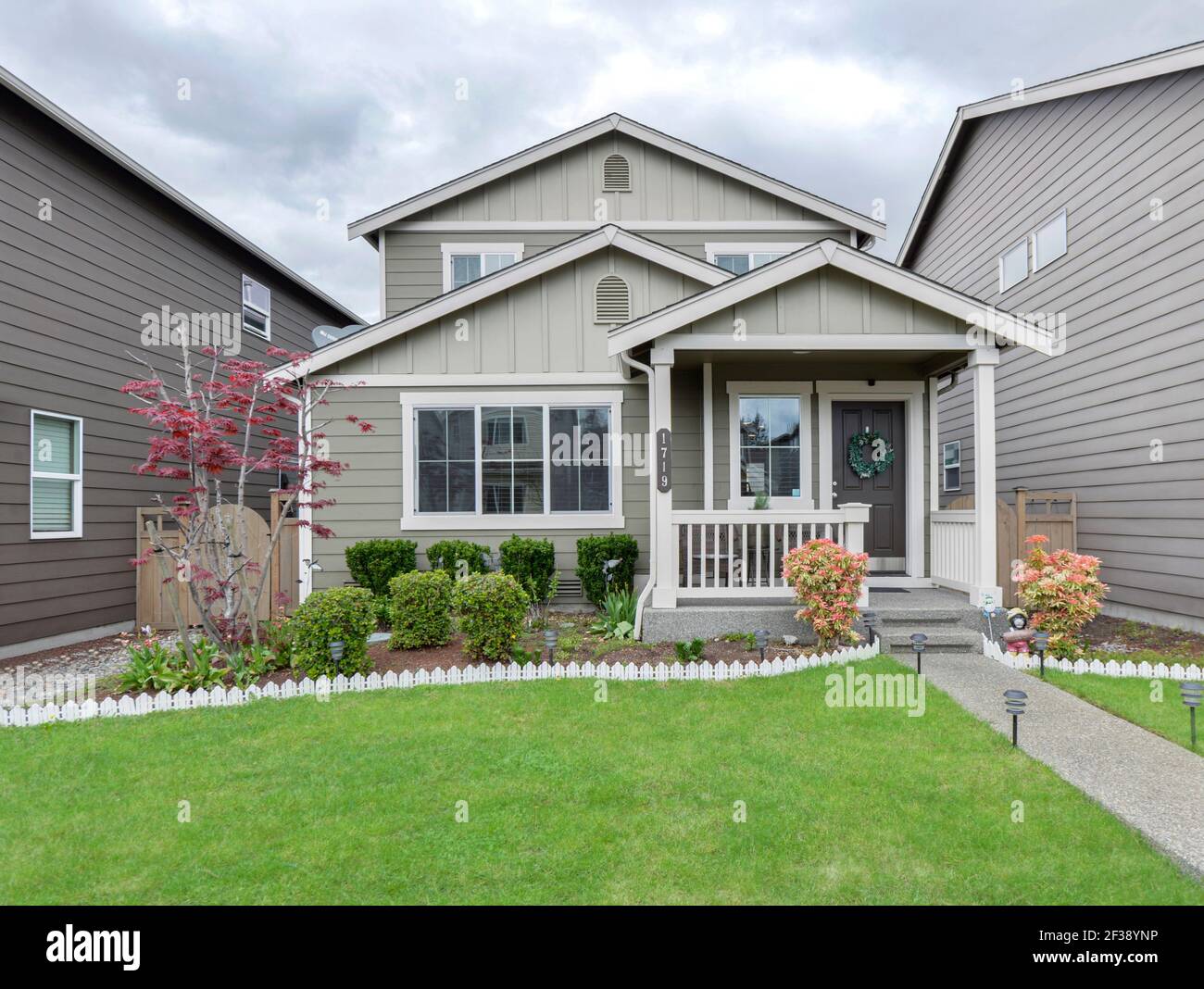 Modern residential front exterior Stock Photo - Alamy