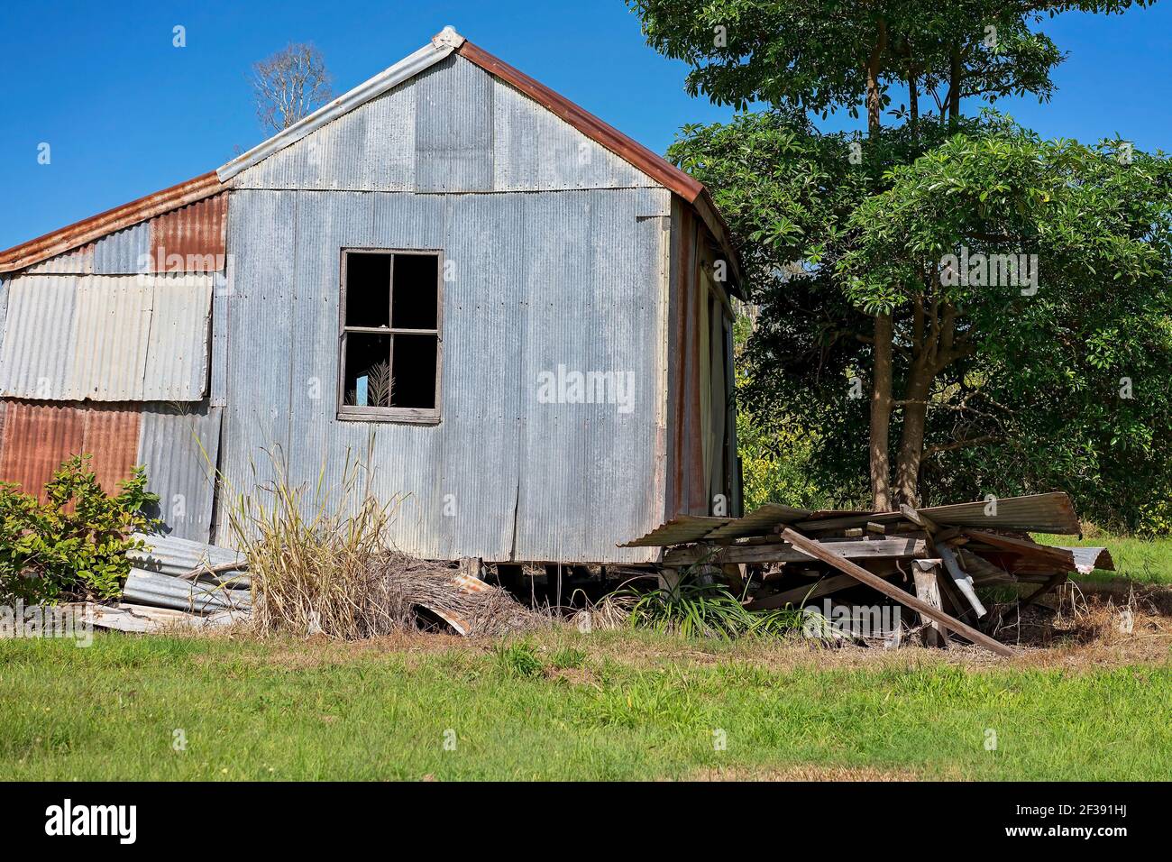 A tumble down old tin shack in the country Stock Photo - Alamy
