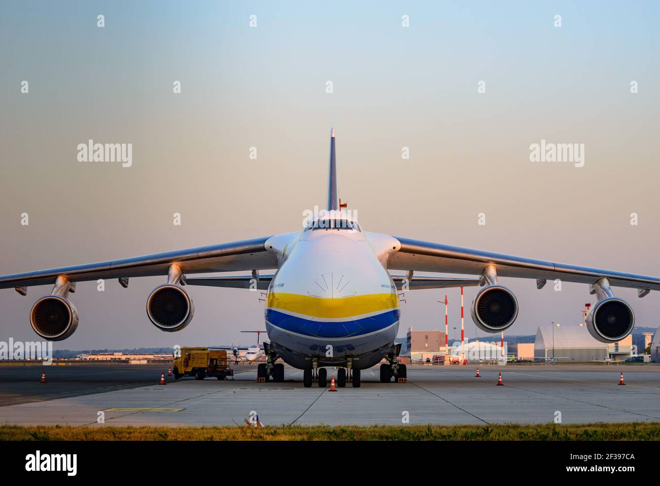 Antonov an 124 front hi-res stock photography and images - Alamy