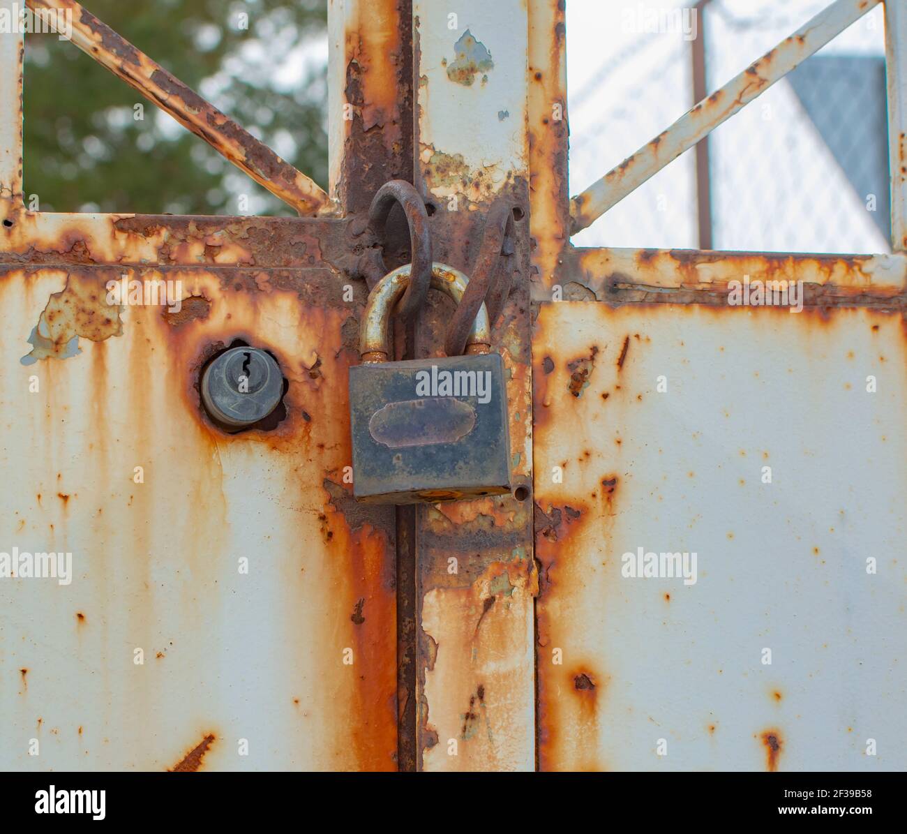 Rusty iron lock hi-res stock photography and images - Alamy