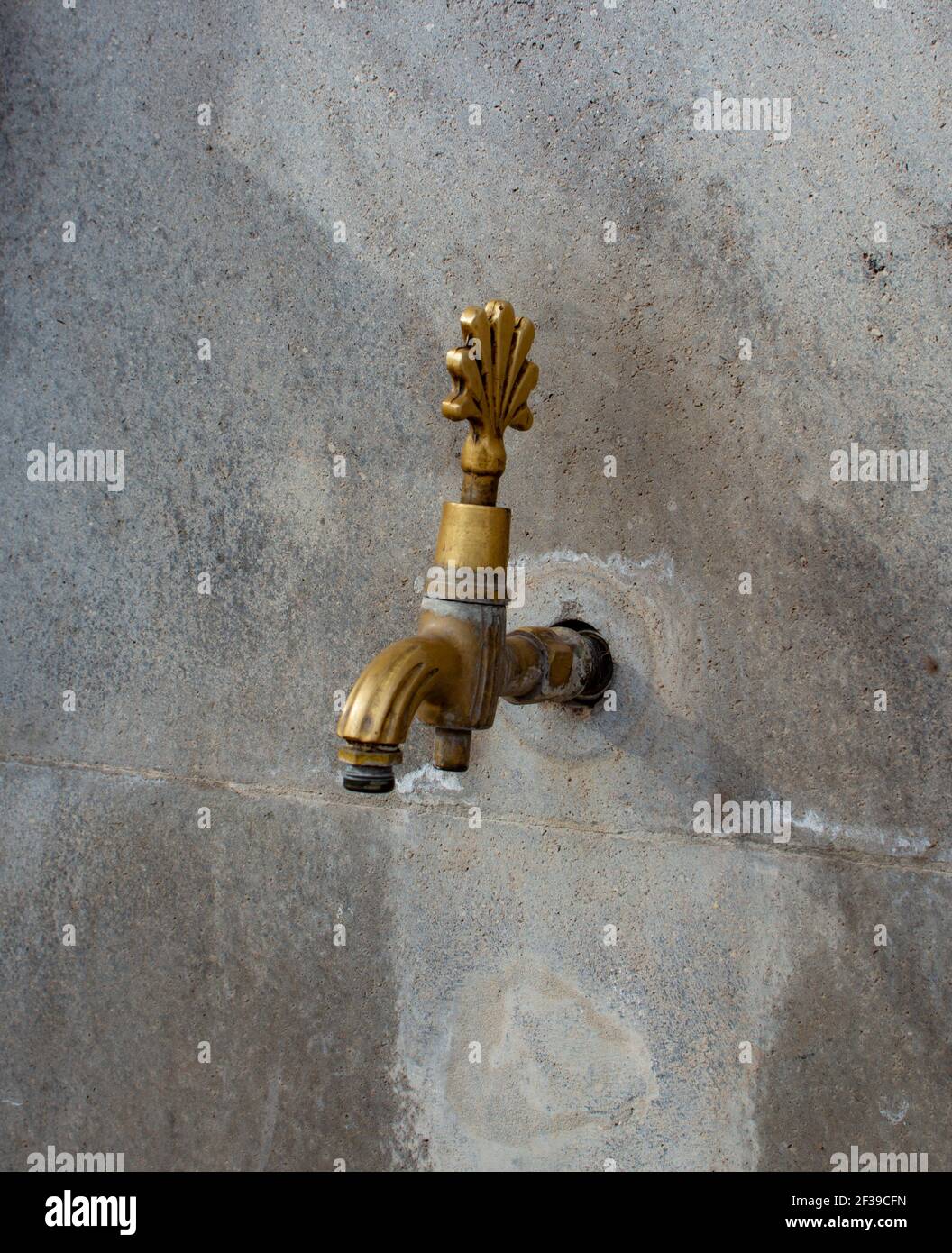 Leaking outside tap hi-res stock photography and images - Alamy