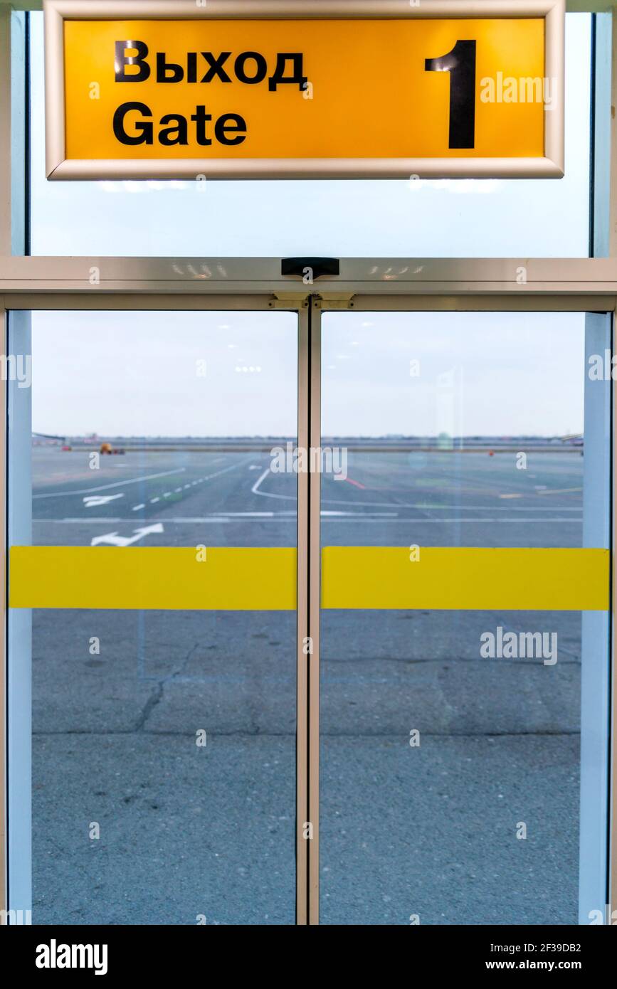 Airport gate door. Exit on outside to a plane Stock Photo - Alamy