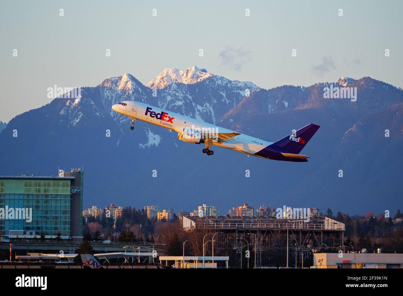 Fedex boeing 757 freighter hi-res stock photography and images - Alamy