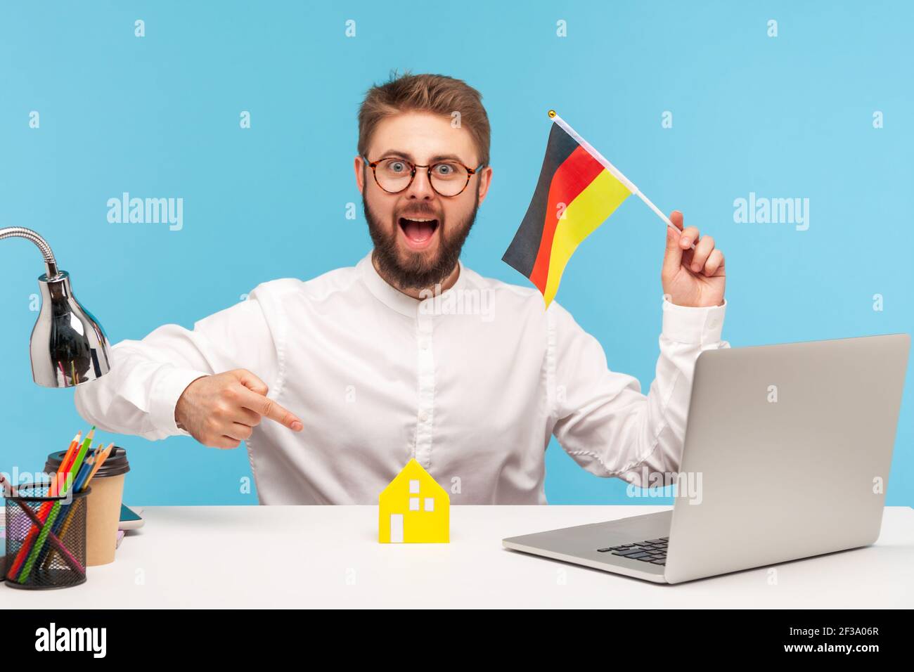 Moving to another country hi-res stock photography and images - Alamy
