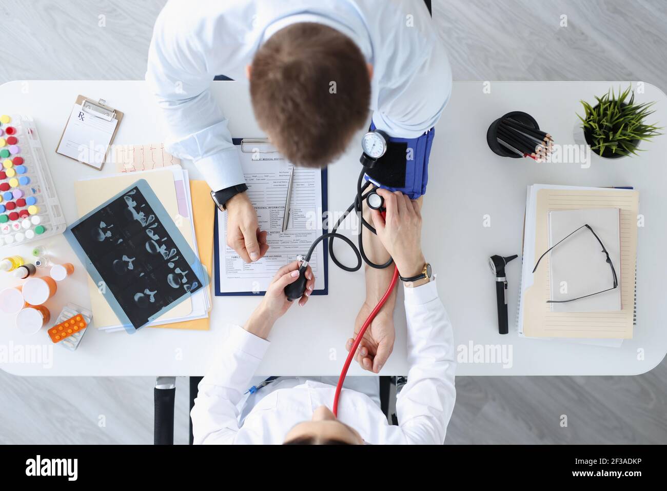 Cardiologist hi-res stock photography and images - Alamy