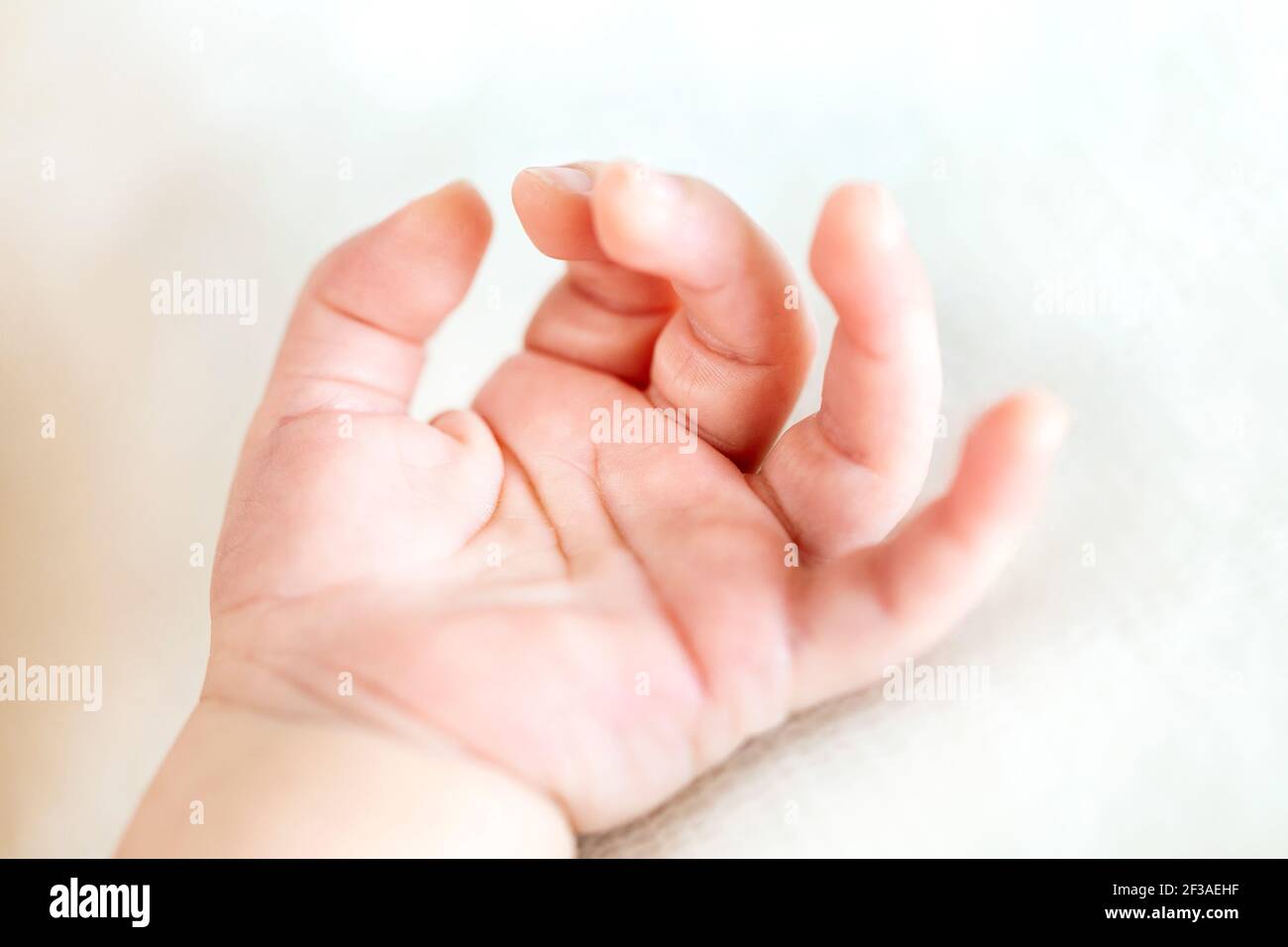 Newborn baby hand hi-res stock photography and images - Alamy
