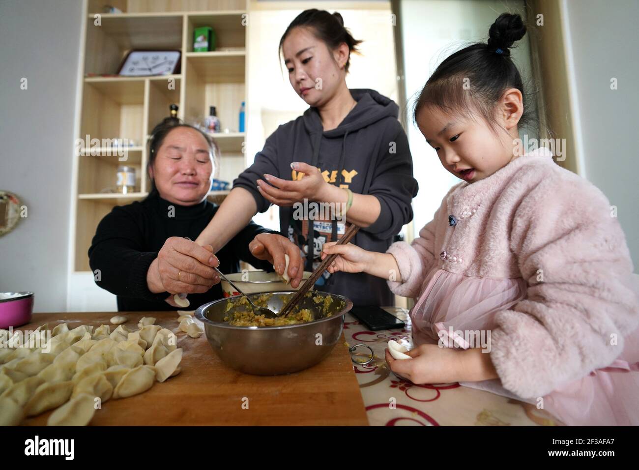 (210316) -- TAIYUAN, March 16, 2021 (Xinhua) -- Gao Jilian (1st, L) and ...