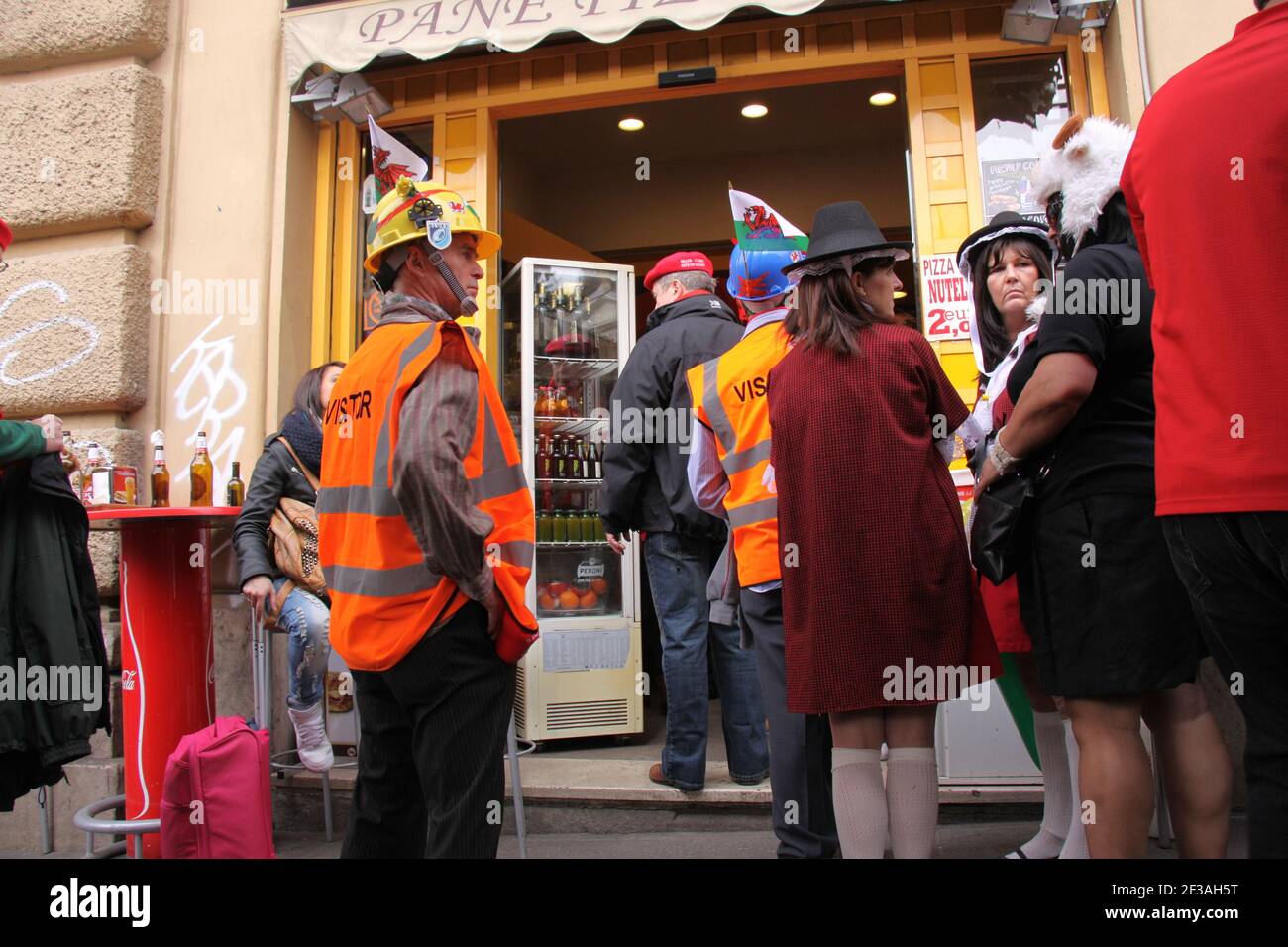 Wales rugby supporters in Rome March 2015 Stock Photo - Alamy