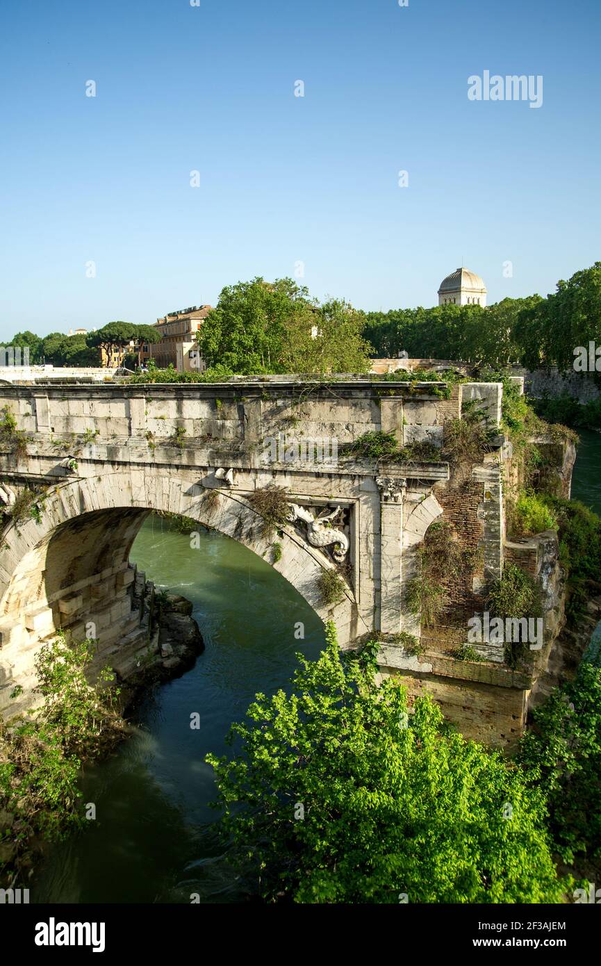Ponte rotto broken bridge rome hi-res stock photography and images - Alamy