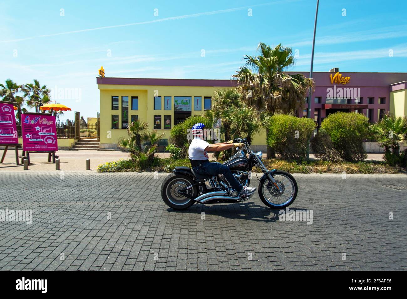 Harley davidson iron 883 motorcycle hi-res stock photography and images ...