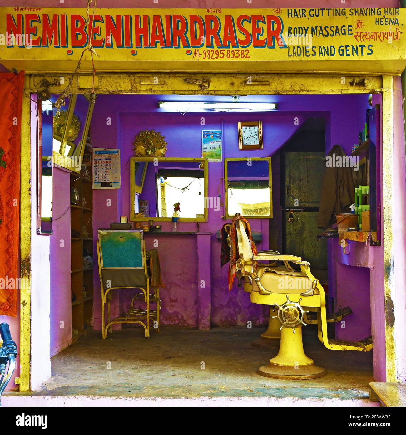 Indian barber shop hi-res stock photography and images - Alamy