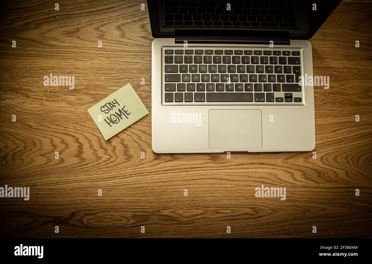 home office work note on wood table with laptop Stock Photo - Alamy