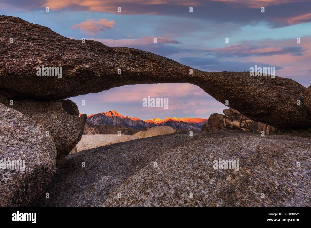 Moebius Arch At Alabama Hills Stock Photo - Alamy