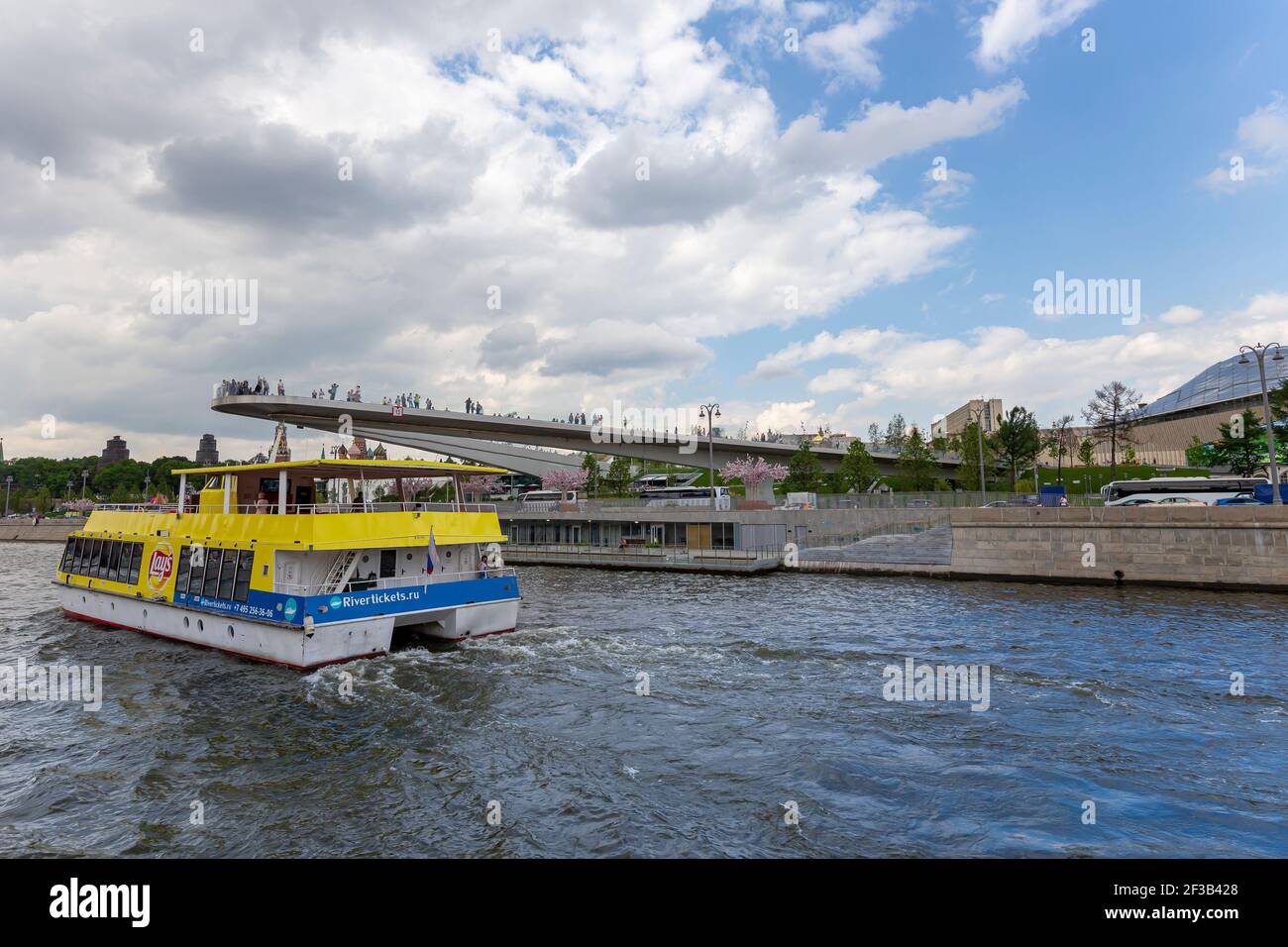 Floating bridge of Zaryadye park on Moskvoretskaya Embankment of Moskva ...