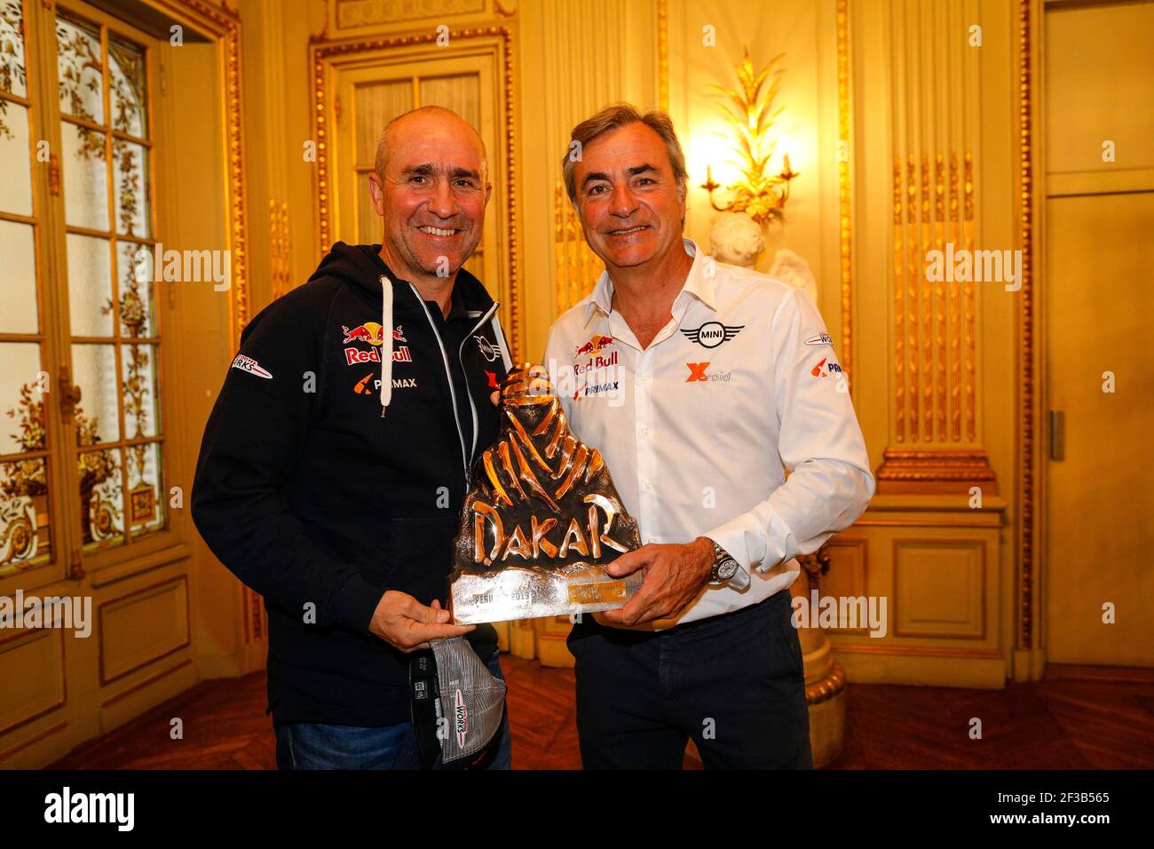 Stéphane Petrehansel sharing the Dakar trophy with Carlos Sainz ...