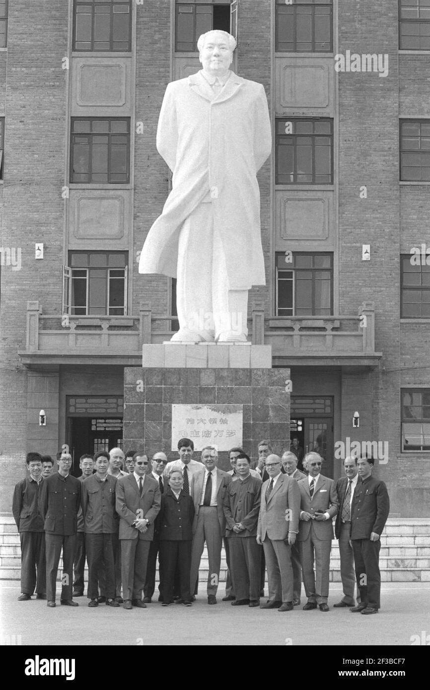A delegation around the Krupp manager Berthold BEITZ poses for a group ...