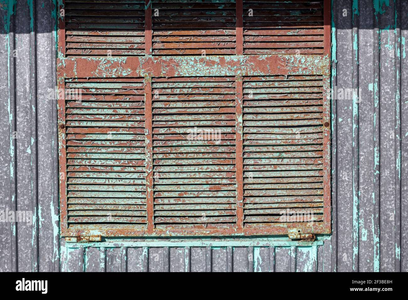 Metal grates hi-res stock photography and images - Alamy