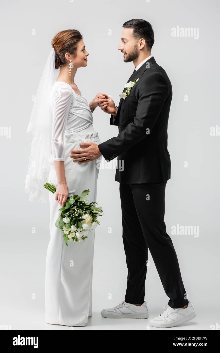 Muslim wedding couple holding hands hi-res stock photography and images ...