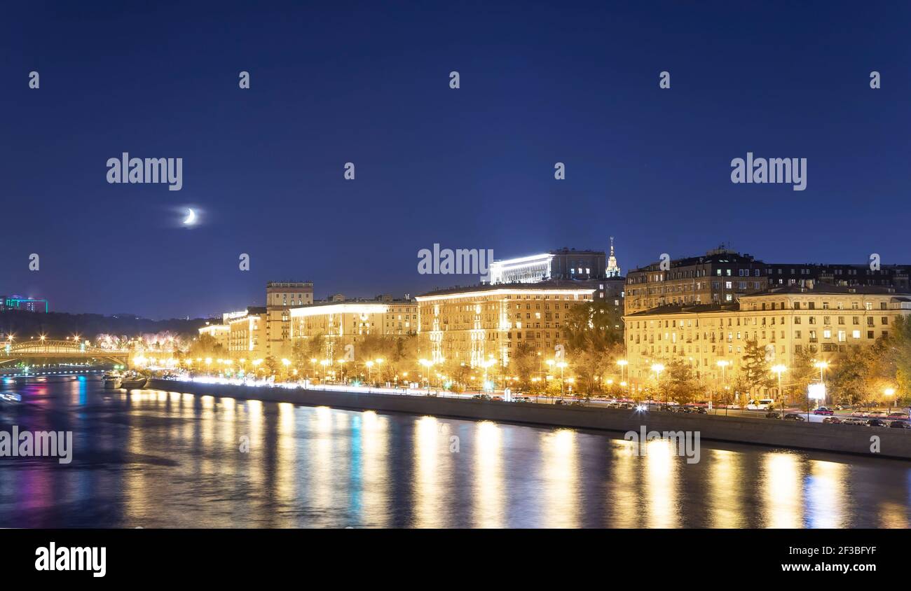 Moskva river embankments night moscow hi-res stock photography and ...