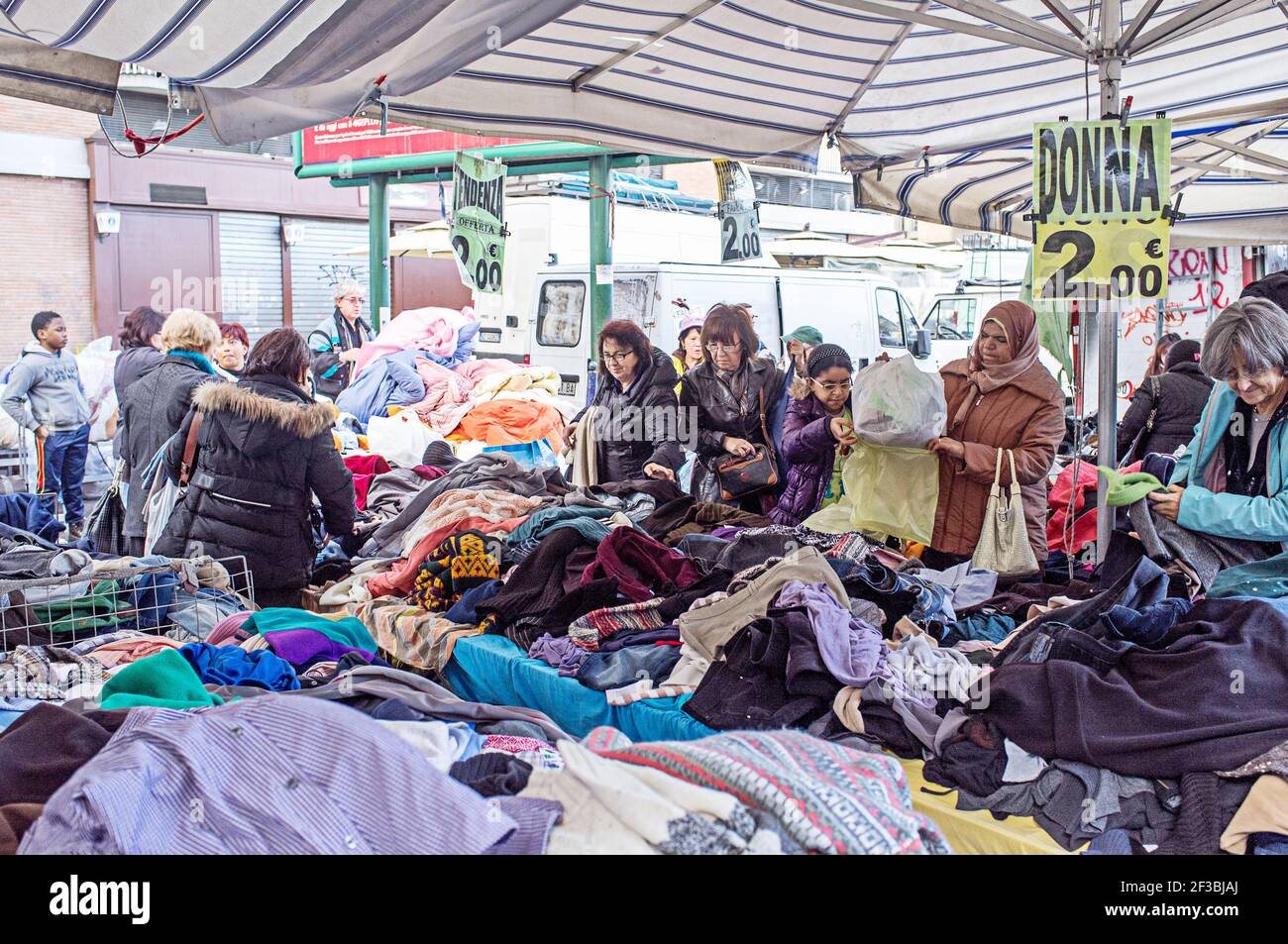 Porta portese flea market rome hi-res stock photography and images - Alamy