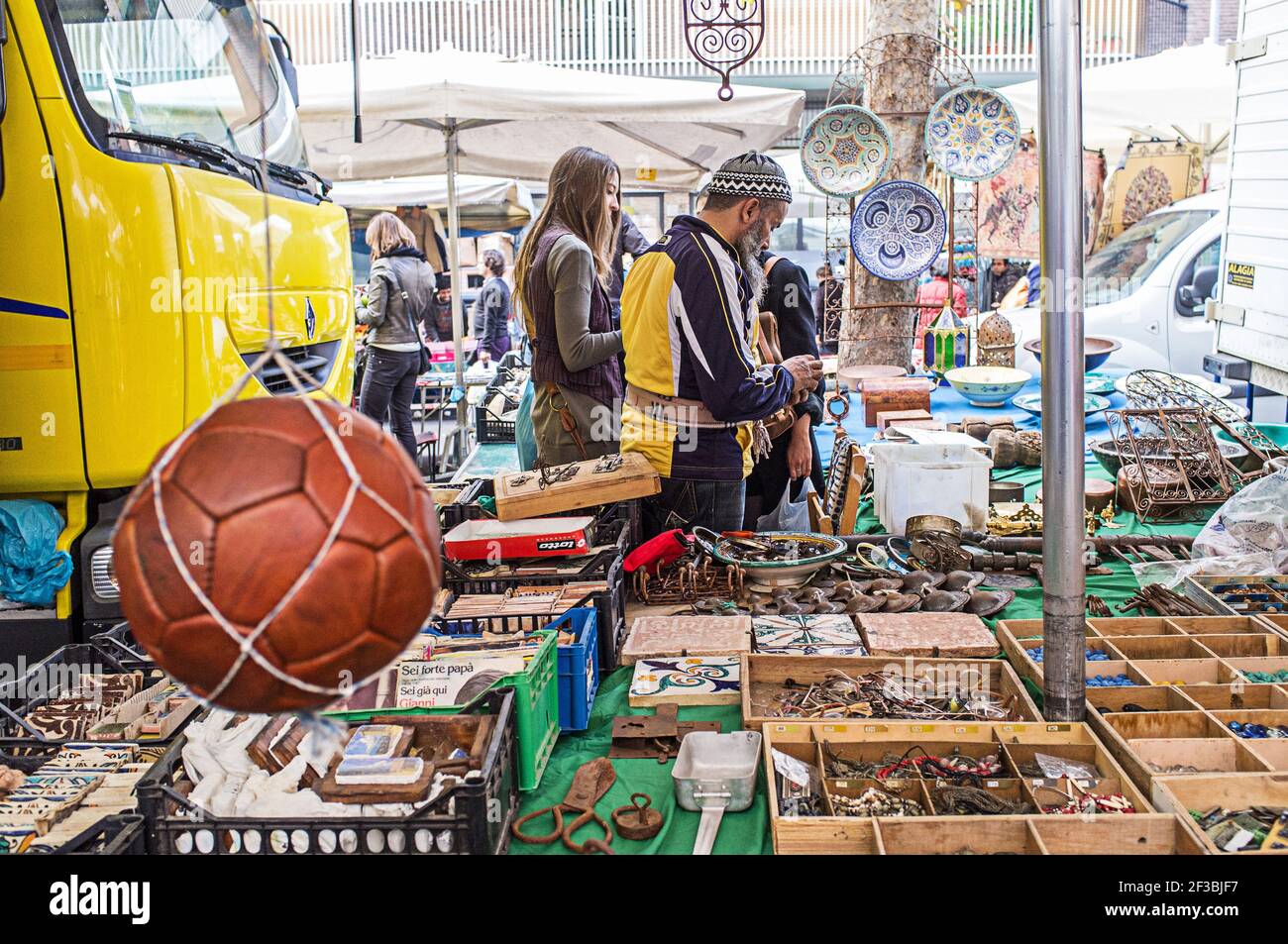 Porta portese flea market rome hi-res stock photography and images - Alamy