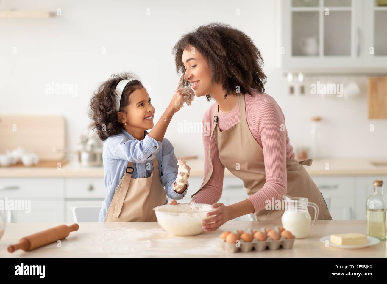 African woman bakery hi-res stock photography and images - Alamy