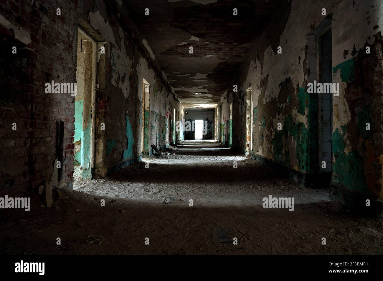Corridor in abandoned house hi-res stock photography and images - Alamy