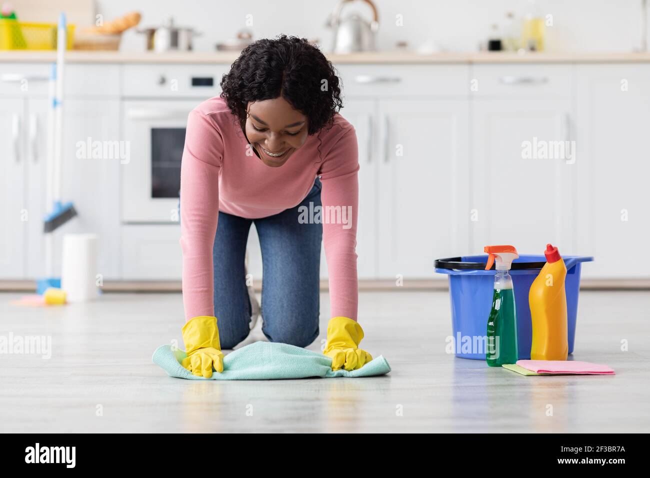 African woman cleaning kitchen hi-res stock photography and images - Alamy