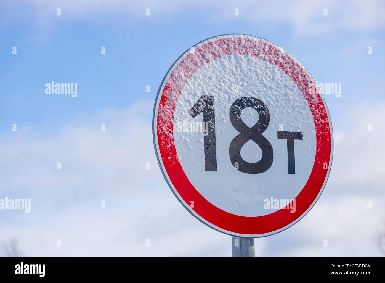 road sign limiting eighteen tons. High quality photo Stock Photo - Alamy