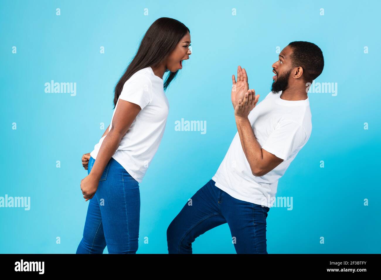 Black couple arguing, woman yelling at her boyfriend Stock Photo - Alamy