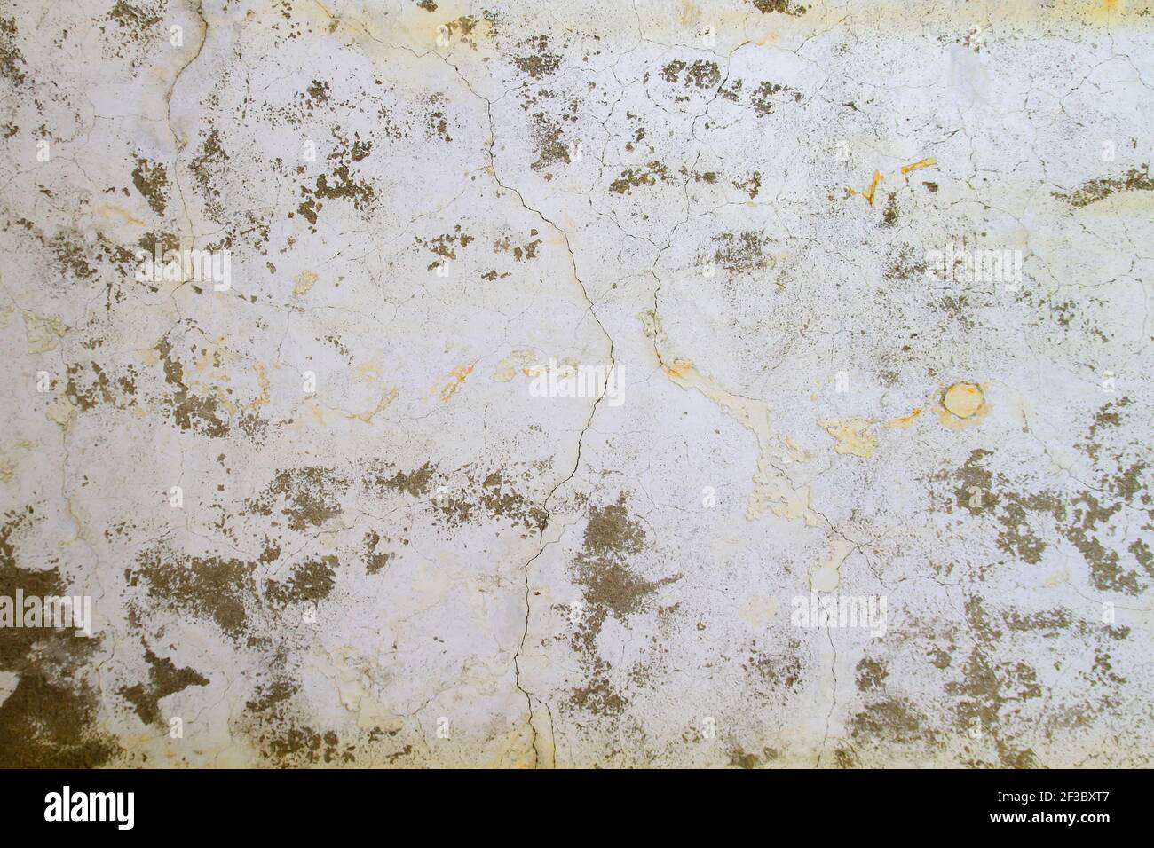 Concrete wall with chipping paint hi-res stock photography and images ...