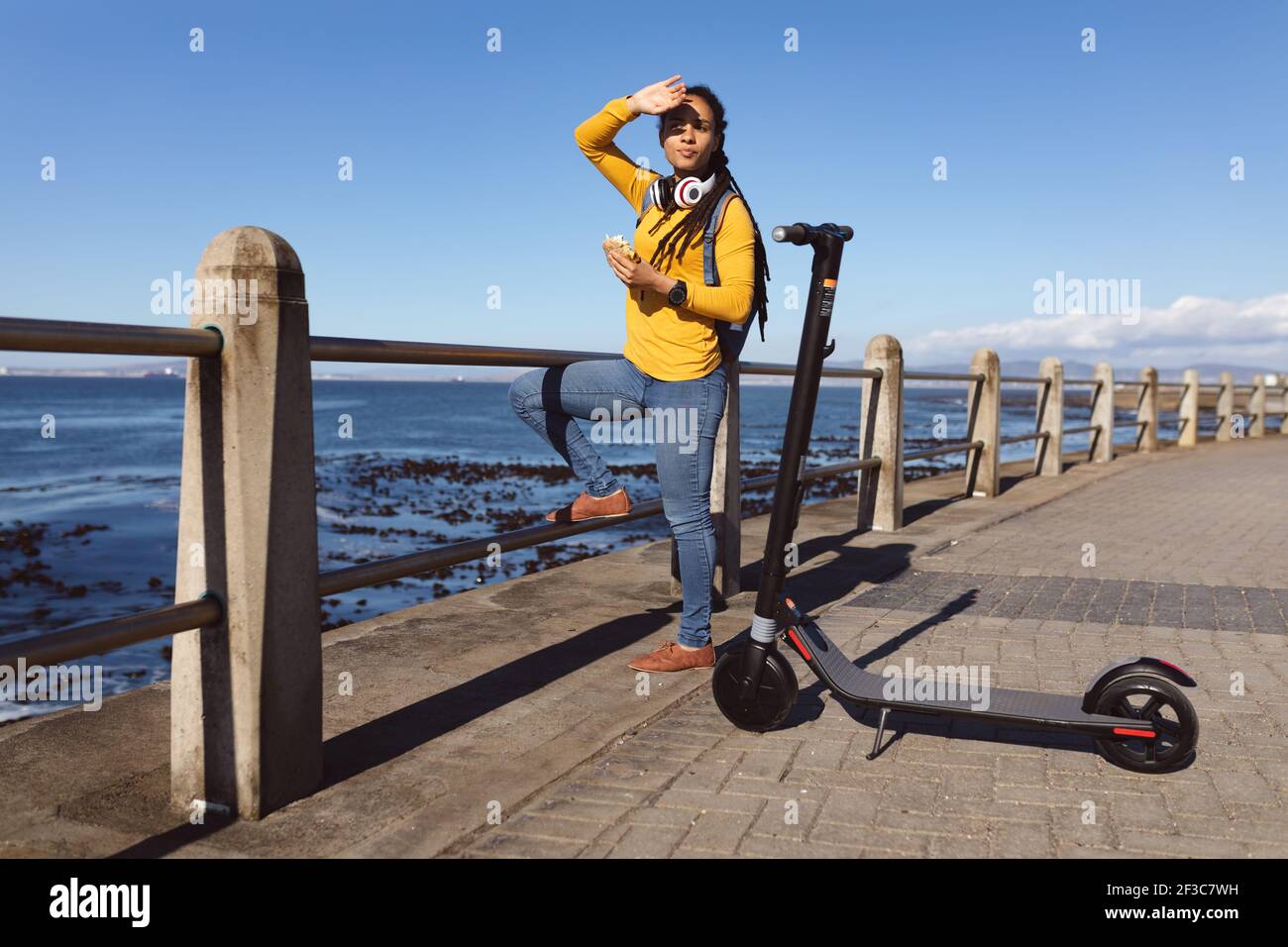 People shading hi-res stock photography and images - Alamy