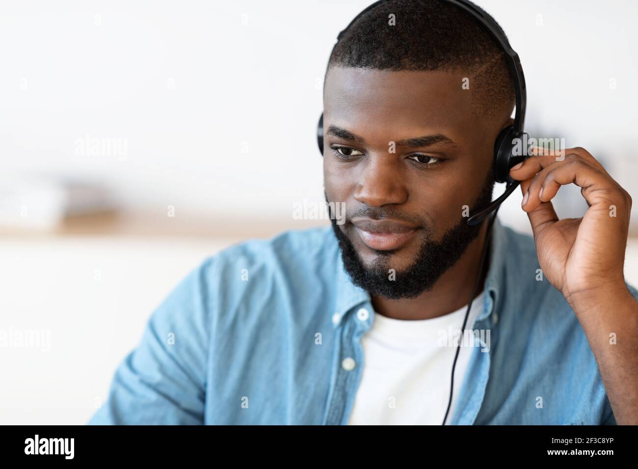 Portrait black customer support hi-res stock photography and images - Alamy