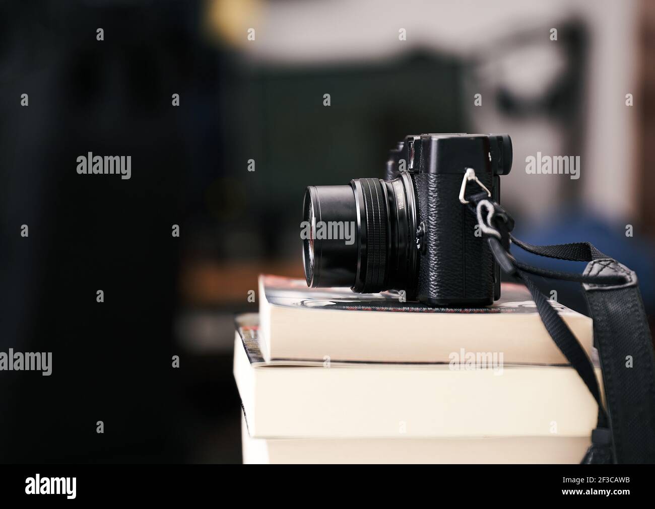 The vintage camera on a pile of books Stock Photo - Alamy