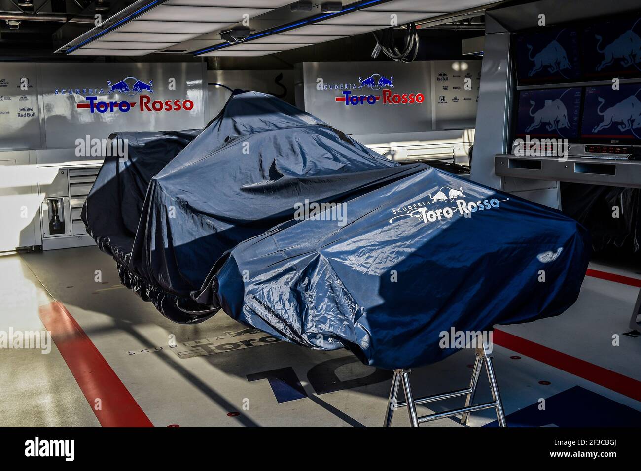 TORO ROSSO F1 team ambiance garage, box, during the 2018 Formula One ...