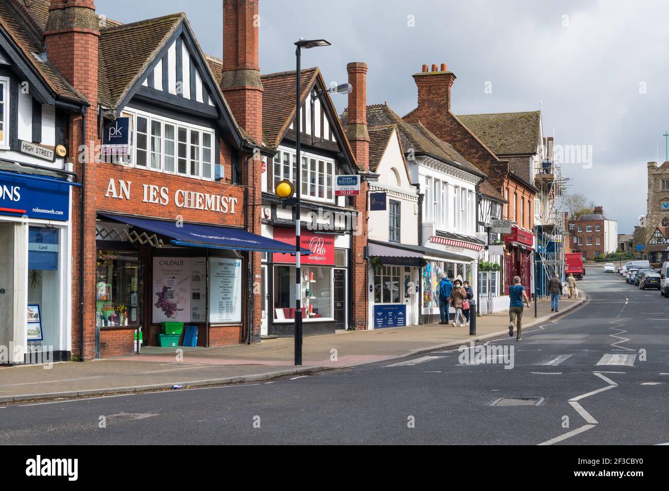 People pinner village high street hi-res stock photography and images ...