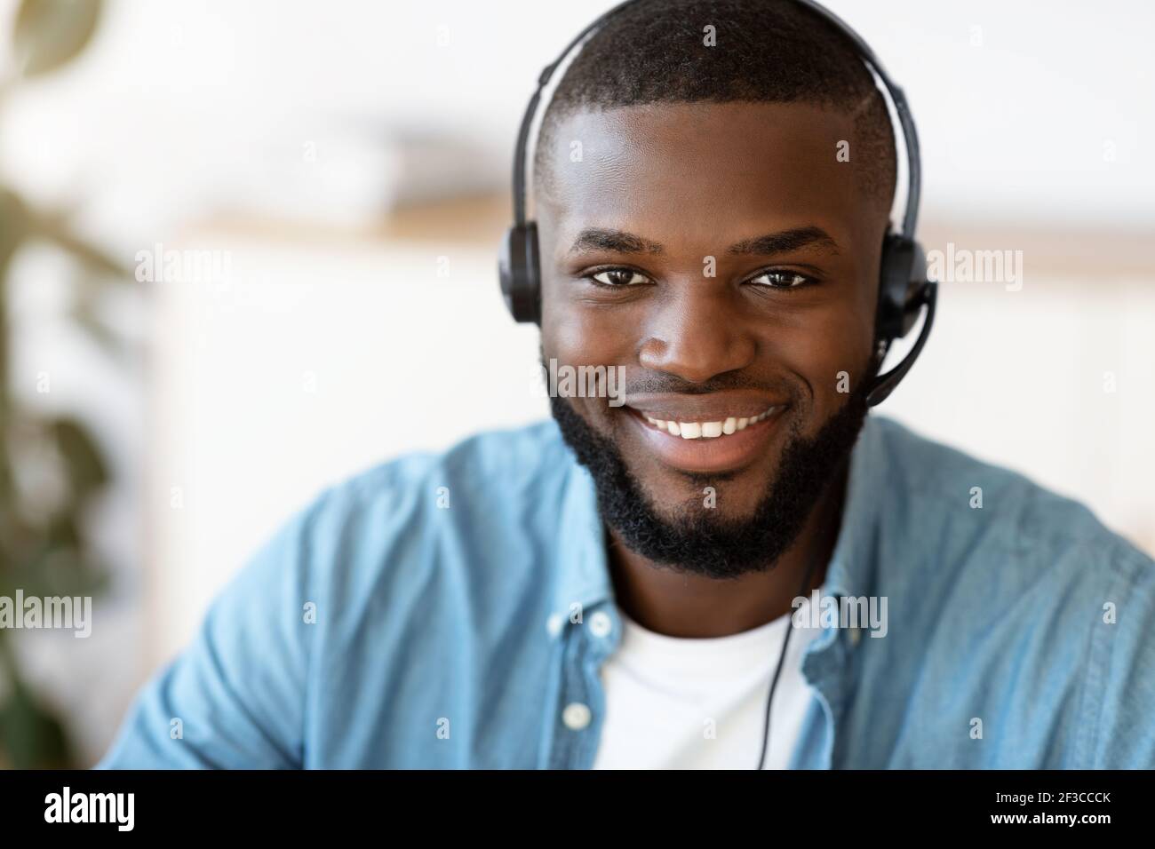 African man it support business hi-res stock photography and images - Alamy