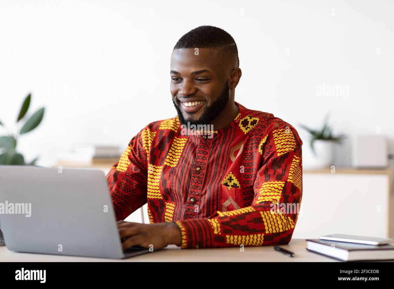 Africa people at work computer hi-res stock photography and images - Alamy