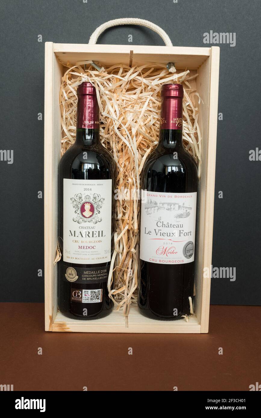 Bottle of red wine Stock Photo - Alamy