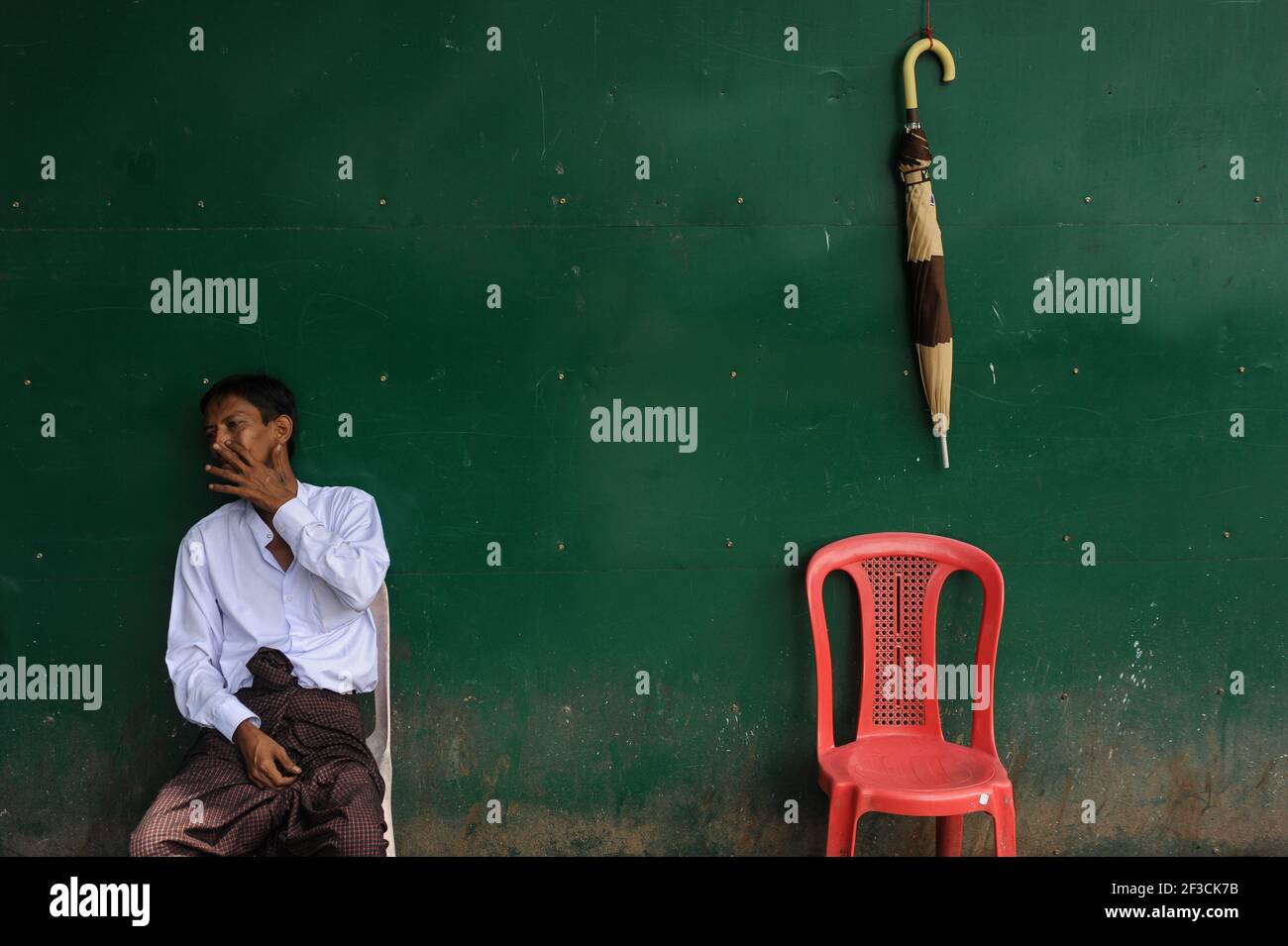 Man sitting on plastic chair hi-res stock photography and images - Alamy