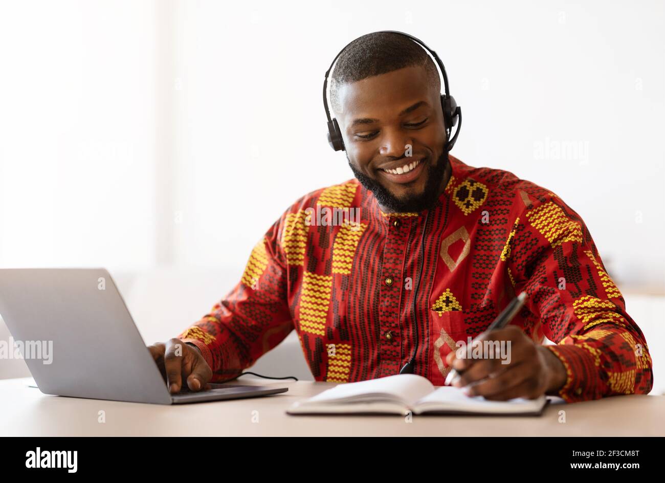 Online headset hi-res stock photography and images - Alamy