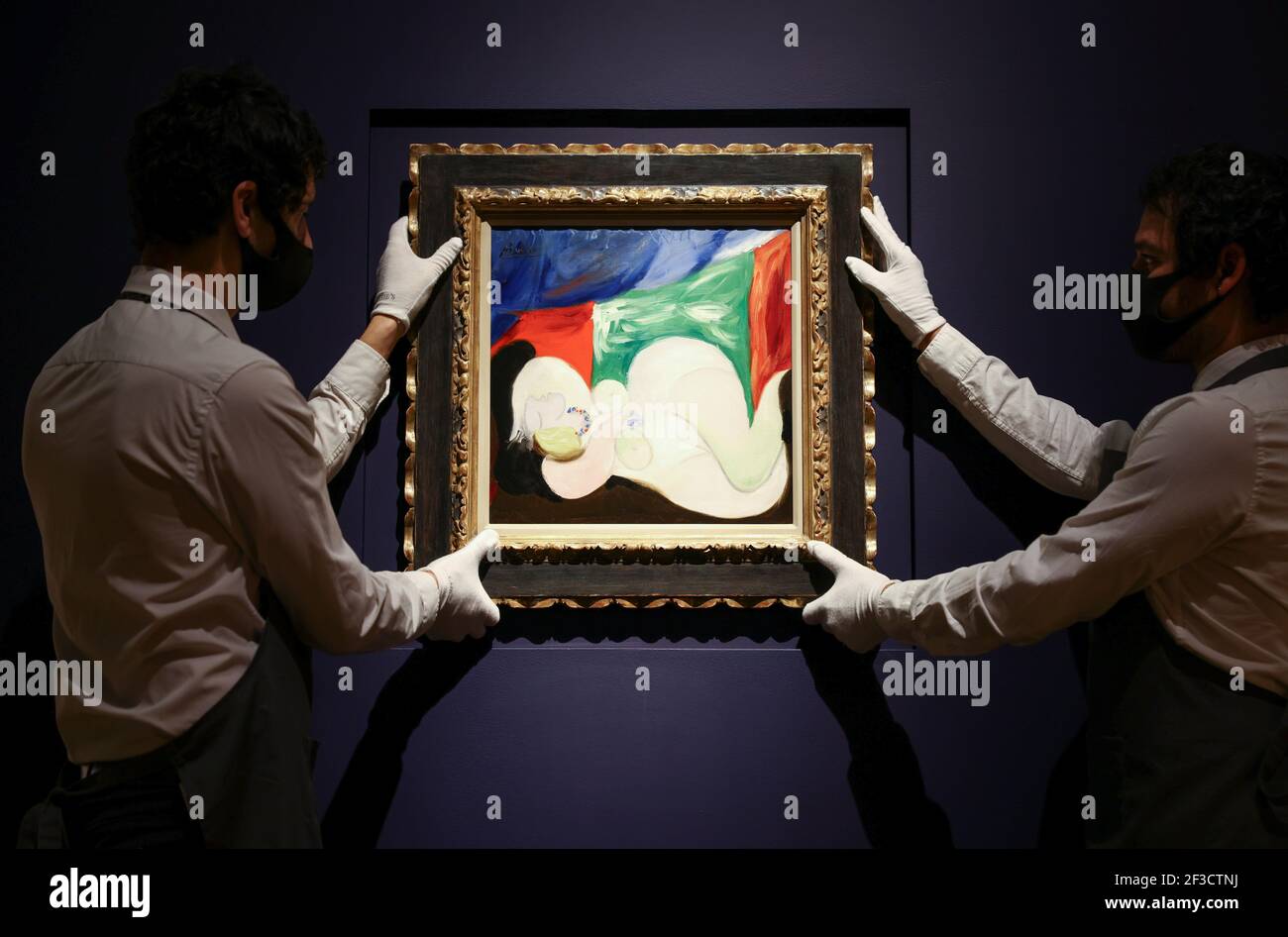 Femme nue couchée au collier hi-res stock photography and images - Alamy