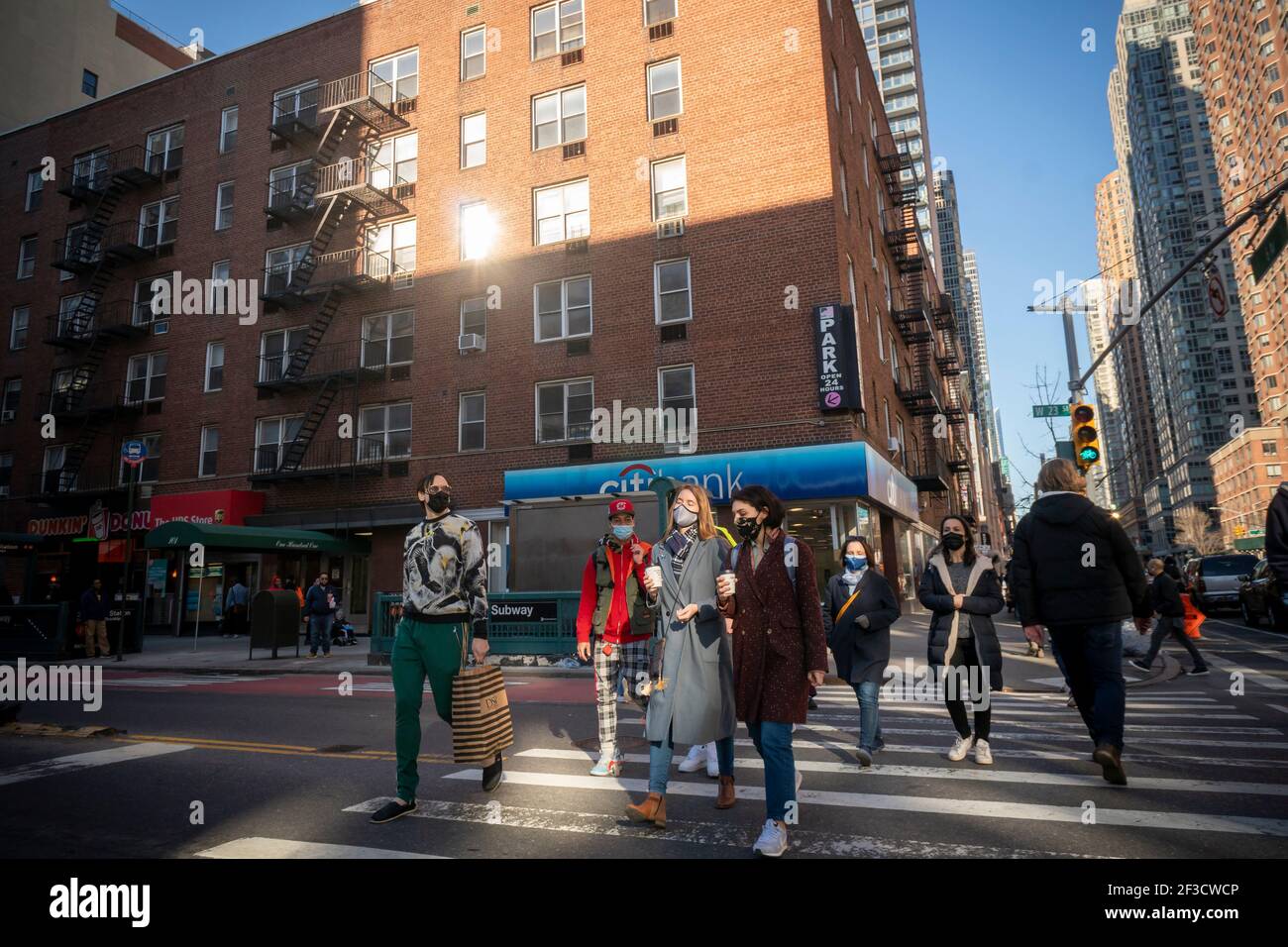 Masked pedestrians in the Chelsea neighborhood of New York on Saturday ...